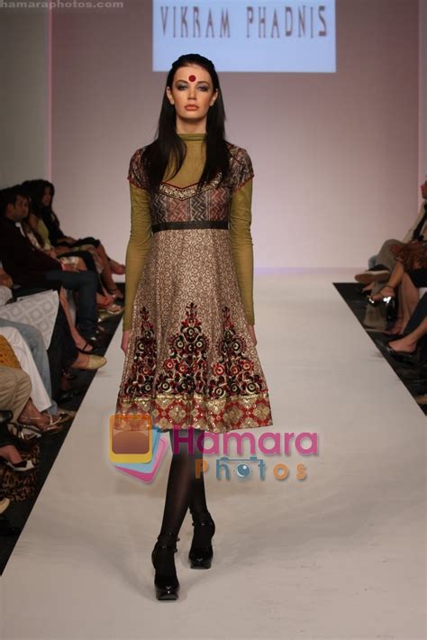 Model Showcasing Vikram Phadnis Designer Collection At Dubai Fashion