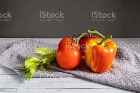 밝은 배경에 신선한 야채 오렌지 당근 투톤 파프리카 레드 토마토 샐러드를 식탁에 올려놓습니다 건강한 생활방식에 대한 스톡 사진 및 기타 이미지 Istock