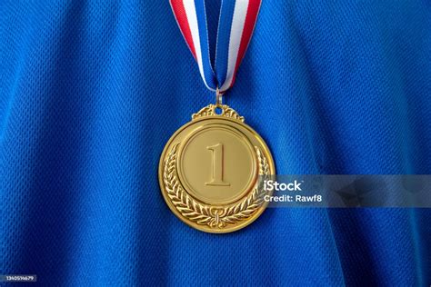 금메달 챔피언 트로피 상과 리본 블루 셔츠 배경에서 우승자를위한 스포츠 상 메달에 대한 스톡 사진 및 기타 이미지 메달 배지 흉부 상체 Istock