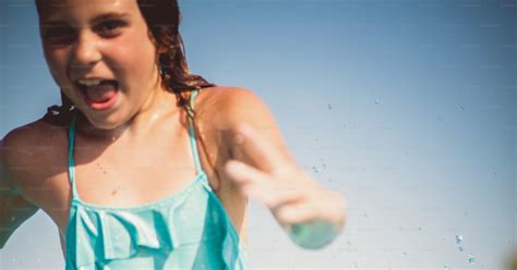 여름의 힘을 느껴보세요 수영장에 있는 아이 사진 Unsplash의 물 이미지