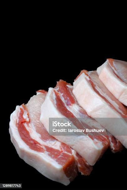검은 색 배경에 고기 스테이크 클로즈업의 원시 돼지 고기 지방 조각 분리 검정색 배경에 대한 스톡 사진 및 기타 이미지 검정색 배경 고기 근육 Istock