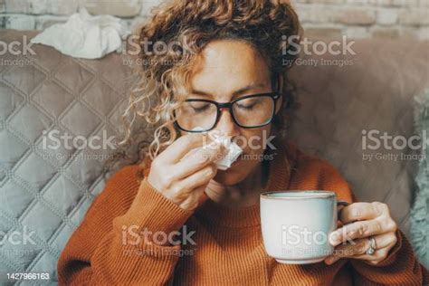 집에서 아픈 여성이 코를 불고 인플루엔자 바이러스 질병을 돌 봅니다 한 명의 여성 사람들이 종이 티슈를 사용하고 집에서 혼자