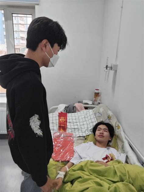 Хавдартай тэмцэж буй хүүд ангийнхан нь хонхны баярын тууз хонхыг нь зүүж өгчээ