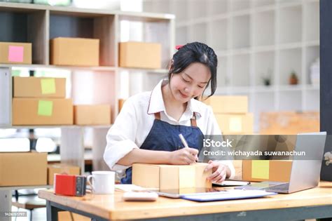 홈 오피스에서 자신의 직업 쇼핑 온라인 사업에 소포 상자를 가진 성공적인 아시아 여성 기업가 중소 기업을 시작 Sme 개념 구매에 대한 스톡 사진 및 기타 이미지 Istock