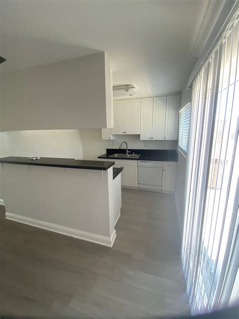 18616 Clark St 22 18618 Tarzana Ca 91356 See Est Value Schools
