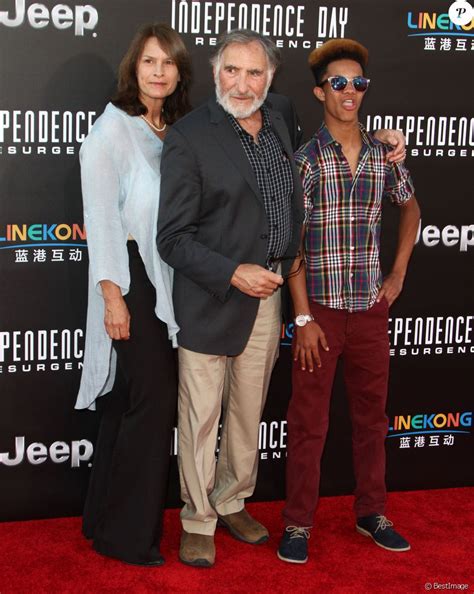 Judd Hirsch Et Sa Famille Avant Première Du Film Independence Day