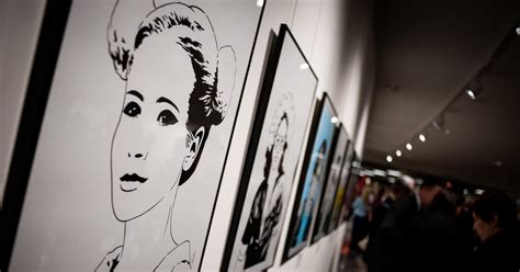 «Город моралистов Шум вокруг заклеенных картин с обнаженными женщинами может выйти боком галерее