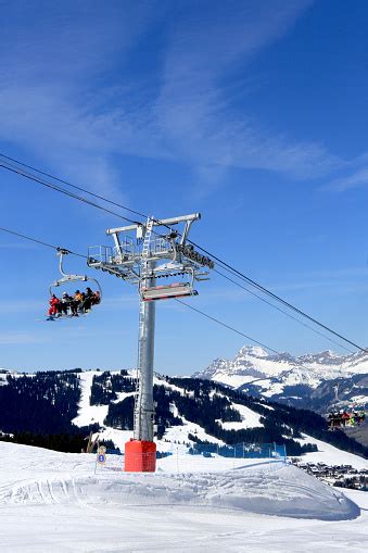 몽주에서 스키 슬로프와 체어리프트를 타보며 프랑스 알프스 생 제르바이 레 뱅 오트 사부아 프랑스 겨울에 대한 스톡 사진 및 기타