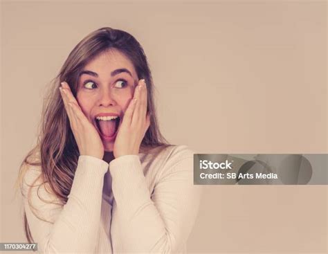 행복 한 얼굴을 가진 아름 다운 젊은 금발의 십 대 여자 보고 뭔가 충격적이 고 좋은 가리키는 제스처를 만들기 인간의 얼굴 표정과 감정 복사 공간이 있는 세로입니다 감정에