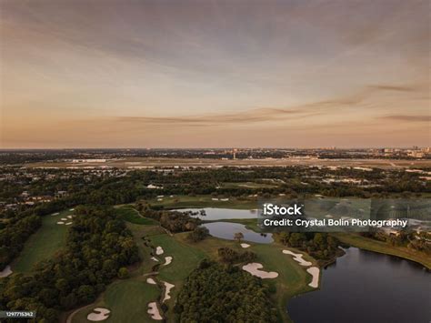 2021년 1월 플로리다 주 센트럴 웨스트 팜 비치에서 다채로운 일몰의 공중 장면 가로등에 대한 스톡 사진 및 기타 이미지