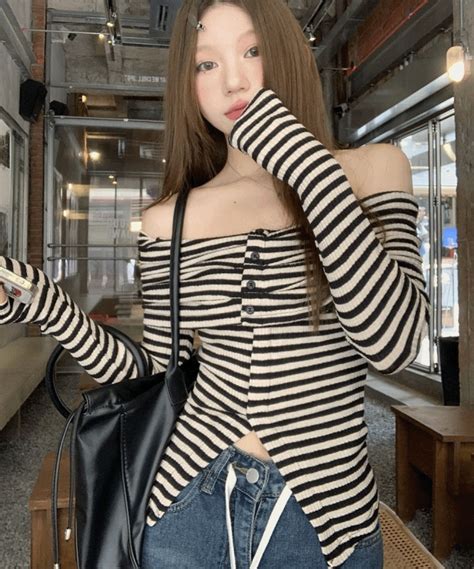 여리해 단가라 스트라이프 버튼 오프숄더 트임 긴팔 티셔츠 에이블리