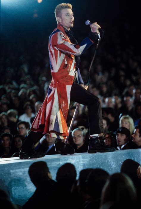 David Bowies 13 Most Influential Looks — Photos