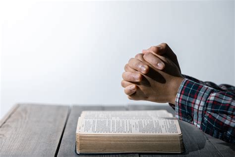 그리스도인의 삶의 위기를 하나님께 드리는 기도 여자 더 나은 삶을 바라는 하나님의 축복을 위해 기도하십시오 여자는 성경으로 하나님께 기도하는 손을 잡았다 용서를 구걸하고