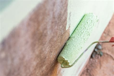 롤러 브러쉬 페인팅 롤러 브러시로 표면 벽에 작업자 페인팅 Diy에 대한 스톡 사진 및 기타 이미지 Diy 가정용 장비 개선 Istock