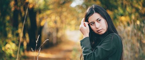 선명한 단풍으로 둘러싸인 여성의 아름다움 초상화 Bokeh에 화려한 나뭇잎으로가을 배경에 긴 자연 검은 머리를 가진 꿈꾸는 아름