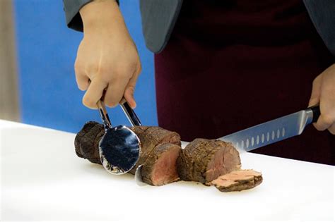 로스트 비프와 슬라이스 요리사의 손 로스트 비프 로스트 비프 조각 고급 요리에 대한 스톡 사진 및 기타 이미지 고급 요리 고기 구이 Istock