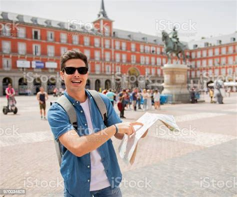 스마트 캐주얼 야외 계단에 앉아 도시에서 랩톱 컴퓨터를 사용 하 여 젊은 잘생긴 현대 남자가 있다 학생 프리랜서 서핑 Net