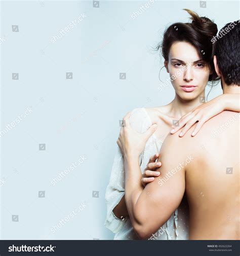 Young Sexy Couple Muscular Man Embracing Foto Stock 492622264