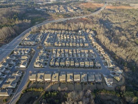 Vista Aérea De Casas Y De Casas Urbanas En Hileras En Georgia Del Norte