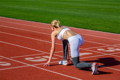 Chica Prepar Ndose Para La L Nea De Posici N Inicial Para Sprint Formaci N En L Nea De Inicio