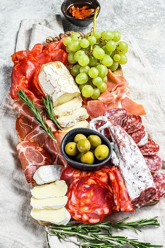 안티 파소 세트 플래터 소시지 슬라이스 햄 프로슈토 베이컨 올리브와 차가운 훈제 고기 접시 전채 다양한 회색 배경입니다 맨 위 보기 0명에 대한 스톡 사진 및 기타 이미지