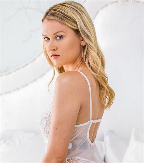 🙋🏻‍♀️ بانو Lacey Lenix