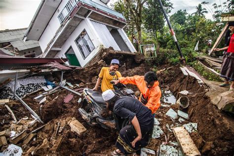 Earthquake Aftermath Images Coping With The Aftermath Of Two