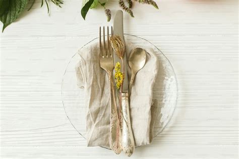 친환경 추수 감사절 축제 흰색 테이블에 칼과 가을 장식 호박 천연 가지 가을 꽃이 있는 세련된 접시 소박한 테이블 세팅 장식 사진 Unsplash의 향초 이미지