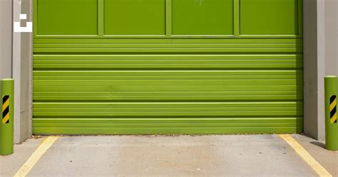 회색 콘크리트 바닥에 녹색 나무 문 사진 Unsplash의 무료 녹색 이미지