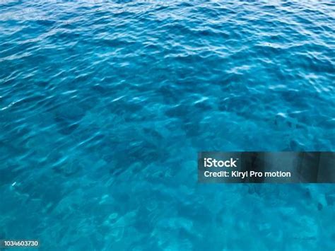 텍스처 라이트 블루에 젖은 아름 다운 푸른 빛나는 따뜻한 투명 한 바다 바다 물 바다 바다 작은 파도 빛 물결 배경 깨끗한에