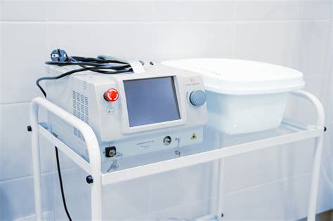 빈 내부 수술실과 병원의 현대적인 장비 블루 톤 스타일로 외과 수술 응급 환자를위한 의료 장치 생명을 구하는 의료 서비스 개념 병원에 대한 스톡 사진 및 기타 이미지