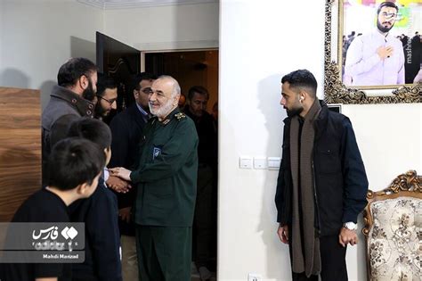 عکس دیدار سردار سلامی با خانواده شهید علی‌وردی