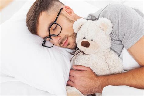 Joven Guapo Durmiendo En La Cama Foto Premium