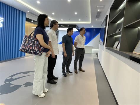 对外联络处特邀王博伟校友一行走访校友企业摇橹仪器设备有限公司 上海大学新闻网 对外联络处特邀王博伟校友一行走访校友企业摇橹仪器设备有限公司 上海大学新闻网