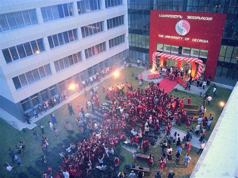 გზაზე ერთი კაცი მიდიოდა ჩვენ ავირჩიეთ ერთხელ ბარაბა და იმის მერე ვაწყდებით ნაღმებს სიჩუმე