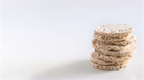 바삭 바삭한 메밀과 쌀 스낵이 흰색 배경에 쌓여 있습니다 기존의 밀 빵에 대한 건강 대안 배너에 대 한 큰 이미지입니다 0명에 대한 스톡 사진 및 기타 이미지 Istock