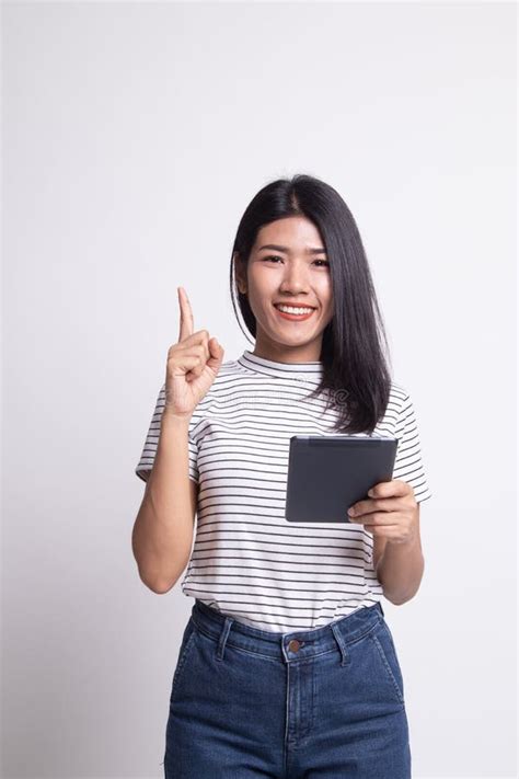 Mulher Asi Tica Nova Com Uma Tabuleta Do Computador Imagem De Stock Imagem De Toque Menina