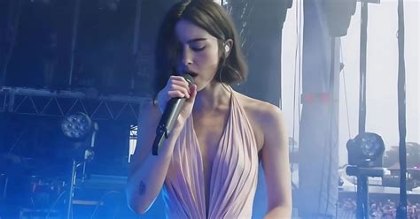 Internet Reacts To Gracie Abrams Highlighting Her Abs In Mini Shorts Reality Tea