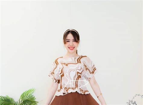 Jubbie And Chrissie เสื้อครอปอัดพลีทแขนสั้น ผ้าไหมอิตาลีลายกราฟฟิก อก