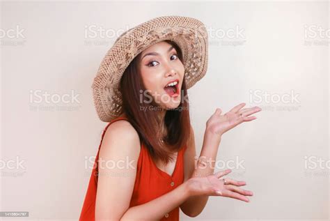 스튜디오 흰색 고립 된 배경의 빈 공간에 손가락을 옆으로 가리키는 아름다운 아시아 여성의 미소 25 29세에 대한 스톡 사진 및 기타 이미지 Istock