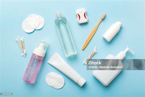 입욕 제품 탑 뷰 플랫 레이 스파 면도기 치약 비누 젤 및 기타 다양한 액세서리를위한 모형 피부 건강을위한 화장품 로고를위한 목욕 모형 가글에 대한 스톡 사진 및 기타