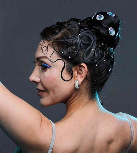 Best Ways To Get The Wet Hairstyle Trend