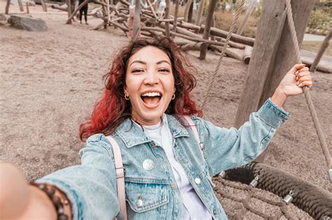 행복한 소녀는 어린 시절에 빠졌고 재미 있고 아이들을위한 놀이터에서 스윙을 타고있다 유아주의와 성격과 기쁨의 심리학 30 34세에 대한 스톡 사진 및 기타 이미지 Istock