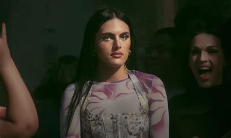 Heartstopper And Sex Education Stars Play Queer Lovers In Moving New Music Video Trendradars