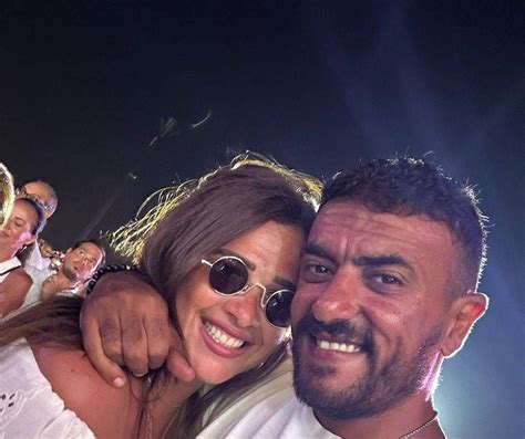 بالفيديو الجمهور يحاصر ياسمين عبد العزيز والعوضي هذا ردّ فعلهما