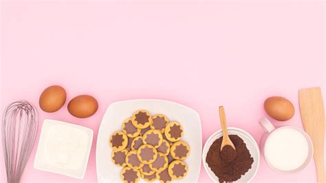 복사 공간이있는 파스텔 핑크 배경에 쿠키를 굽는 재료 플랫 레이 Candies Foundation에 대한 스톡 사진 및 기타 이미지 Candies Foundation