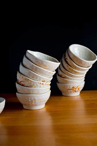 그릇 흰색 세라믹 아시아 수프 그릇과 중국 일본 또는 베트남 디자인검은 배경으로 촬영 레스토랑용 클래식 식기 나무 테이블에 찍힌 흰색 그릇 0명에 대한 스톡 사진 및 기타