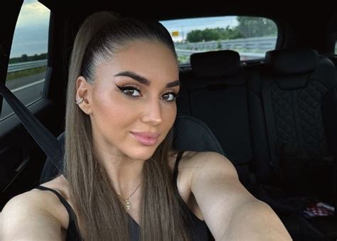 Dar Za Imendan Antonija Čerkez Nastupila U Osijeku Od Organizatora Je Dobila Poklon Vijesti