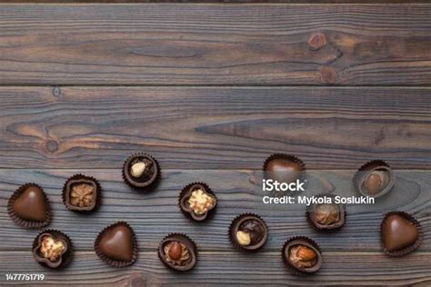 컬러 테이블 클로즈업에 초콜릿의 다른 종류 복사 공간이 있는 상단 뷰 및 플랫 레이 0명에 대한 스톡 사진 및 기타 이미지