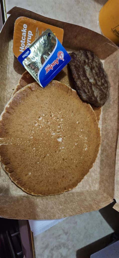 아침 식사로 간단하게 팬케이크와 블랙커피